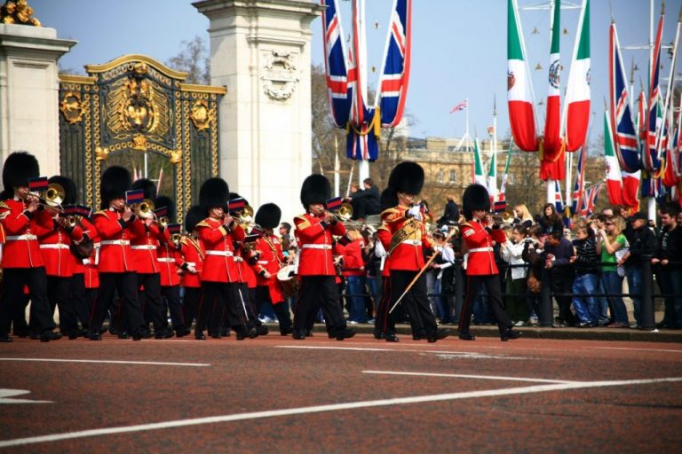 Visiting The British Crown Jewels At The Tower of London - Guidelines ...